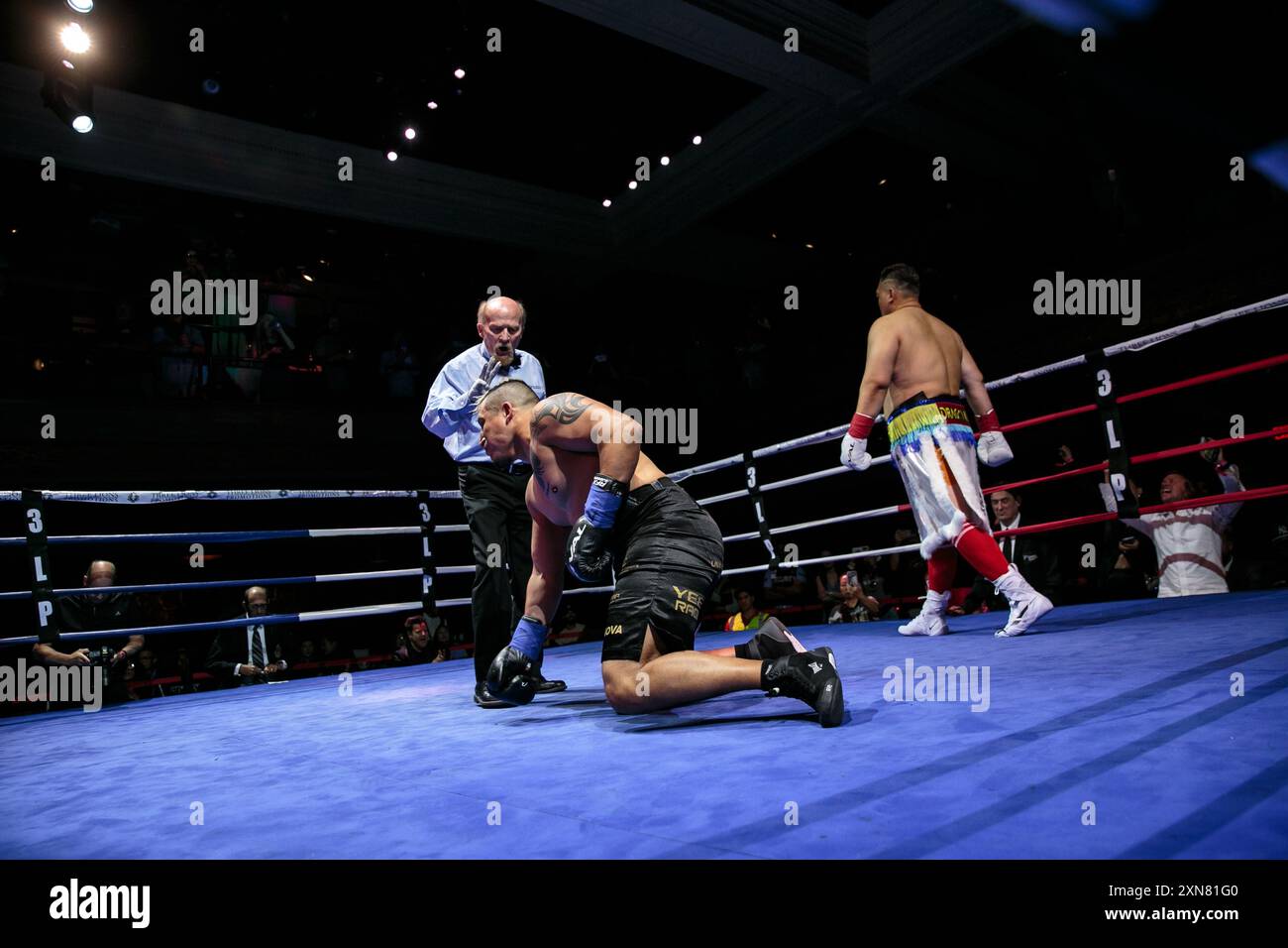 Junlong "The Dragon King" Zhang, in red and white gloves, faces Cesar ...