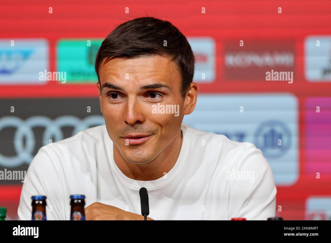 Joao Palhinha (FC Bayern Muenchen, 16), lacht, Pressekonferenz ...