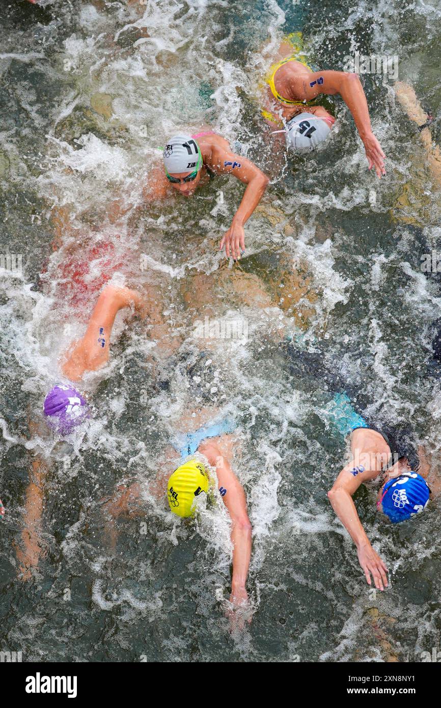 Mexico's Rosa Maria Tapia Vidal (17) and Australia's Natalie Van ...