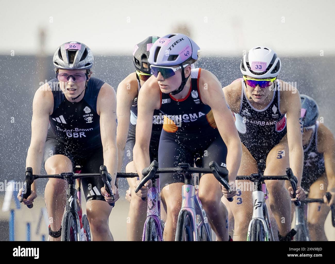 PARIS - Triathlete Maya Kingma (M) in action during the individual ...