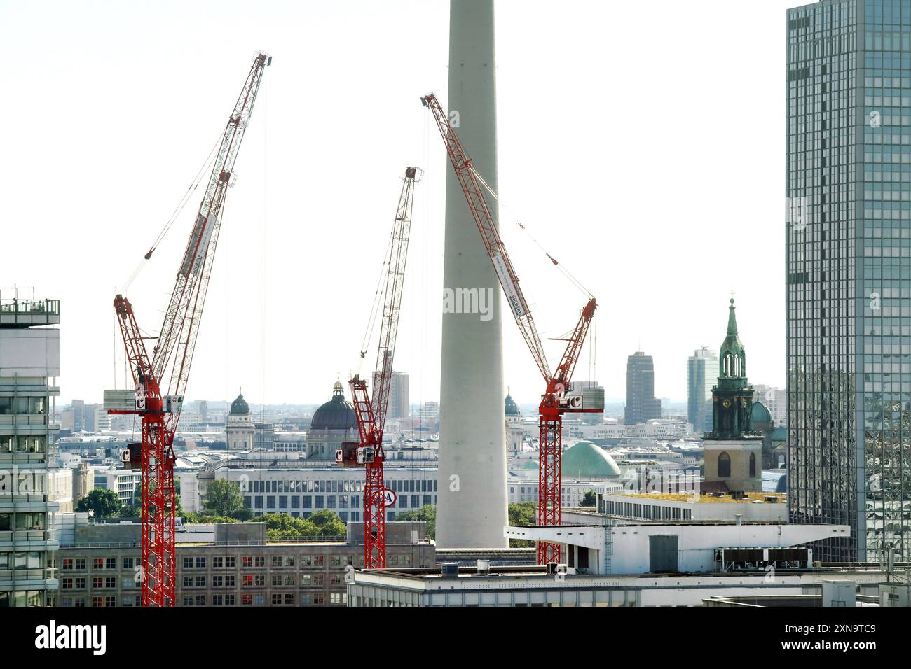 30.07.2024, Berlin - Deutschland. Kräne der Baustelle von Covivio am Alexanderplatz *** 30 07 ...