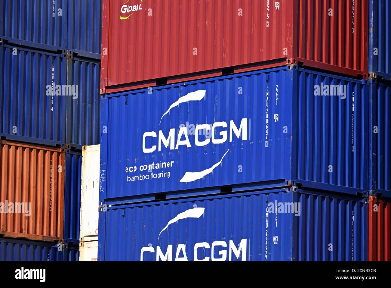 Schiffscontainer im hafen hi-res stock photography and images - Alamy