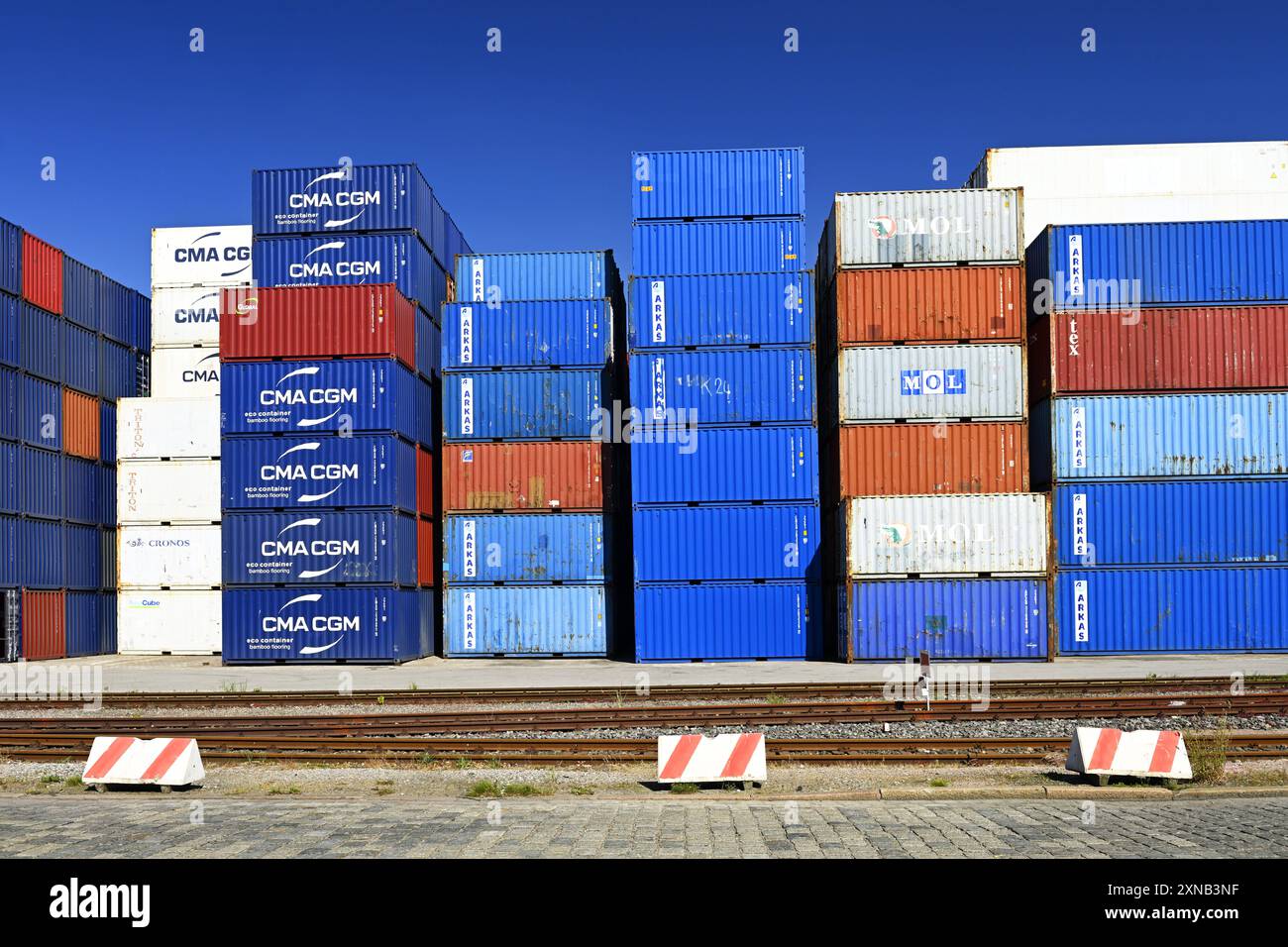 Gestapelte Container im Hamburger Hafen, Symbolfoto Wirtschaft und ...