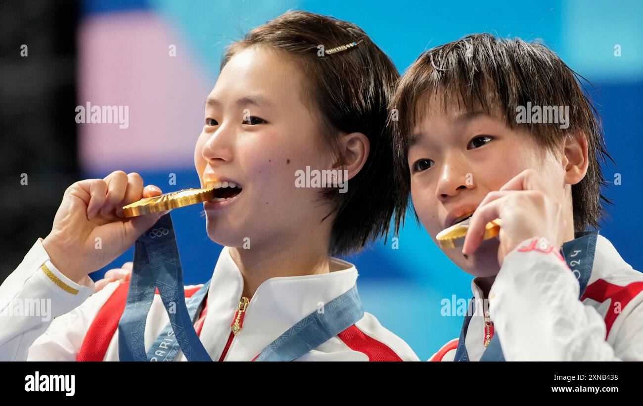 China's Chen Yuxi and Quan Hongchan bite their gold medal on the podium ...
