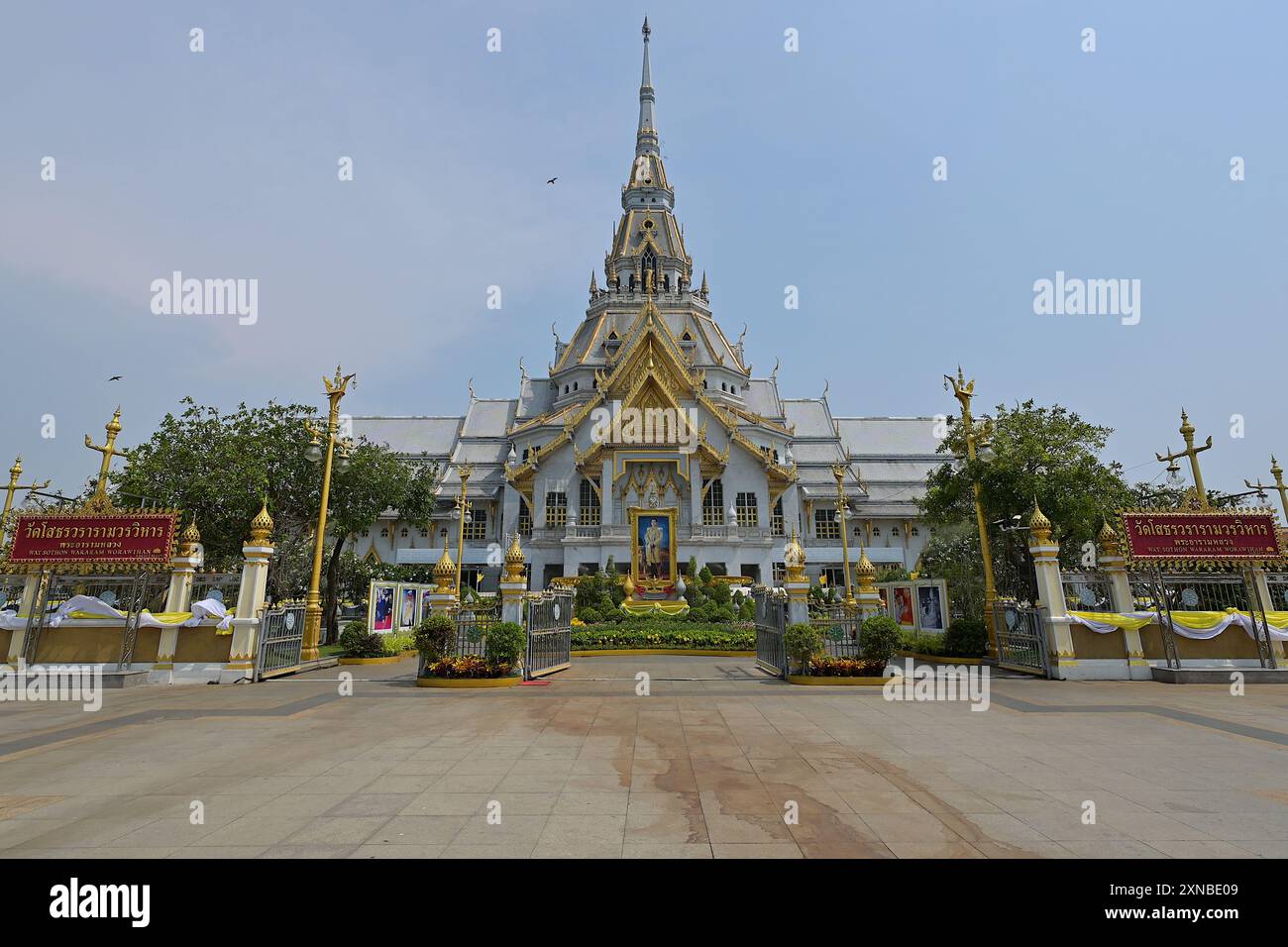 Facade and main entrance of Wat Sothon Wararam Worawihan in ...
