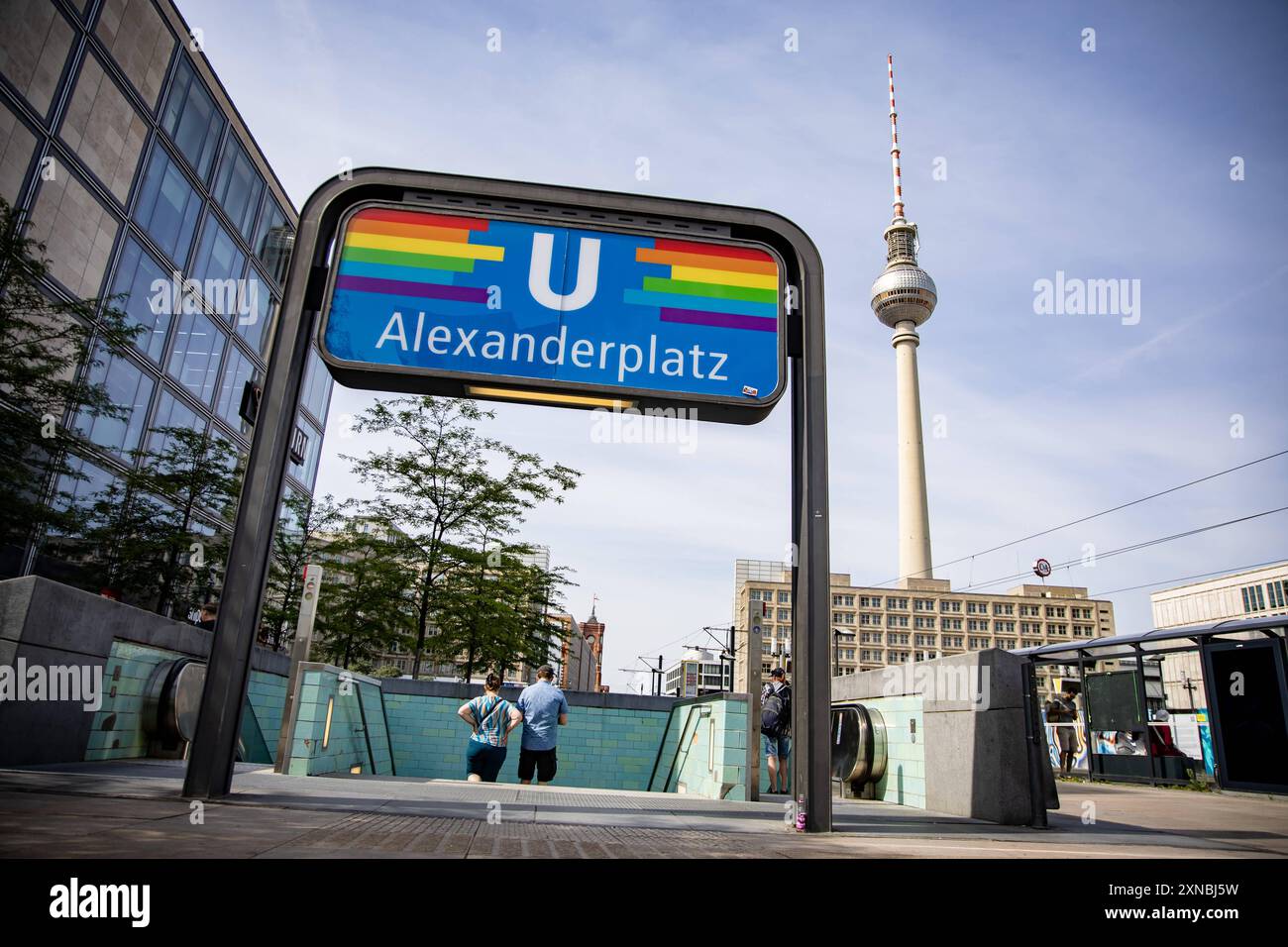 Der Eingang vom Bahnhof Alexanderplatz dekoriert mit Regenbogenfarben in Berlin am 31. Juli 2024 ...