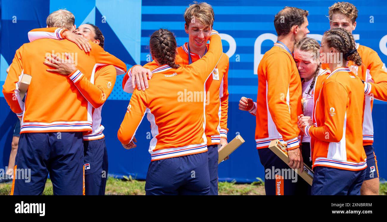 PARIS - The rowers of the men's and women's double sculls congratulate ...
