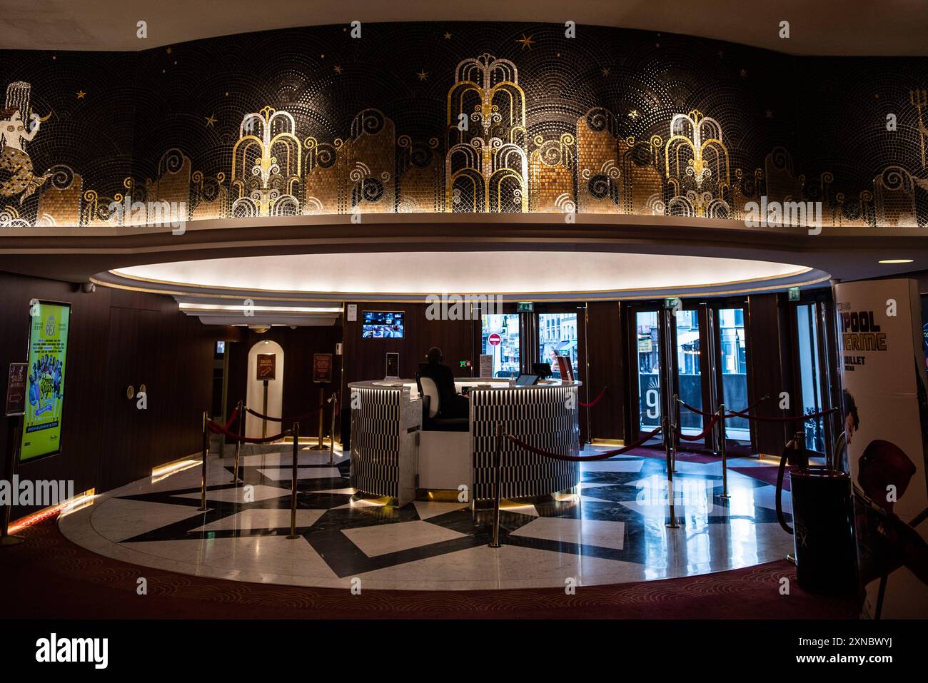 Movie theater screen france hi-res stock photography and images - Alamy