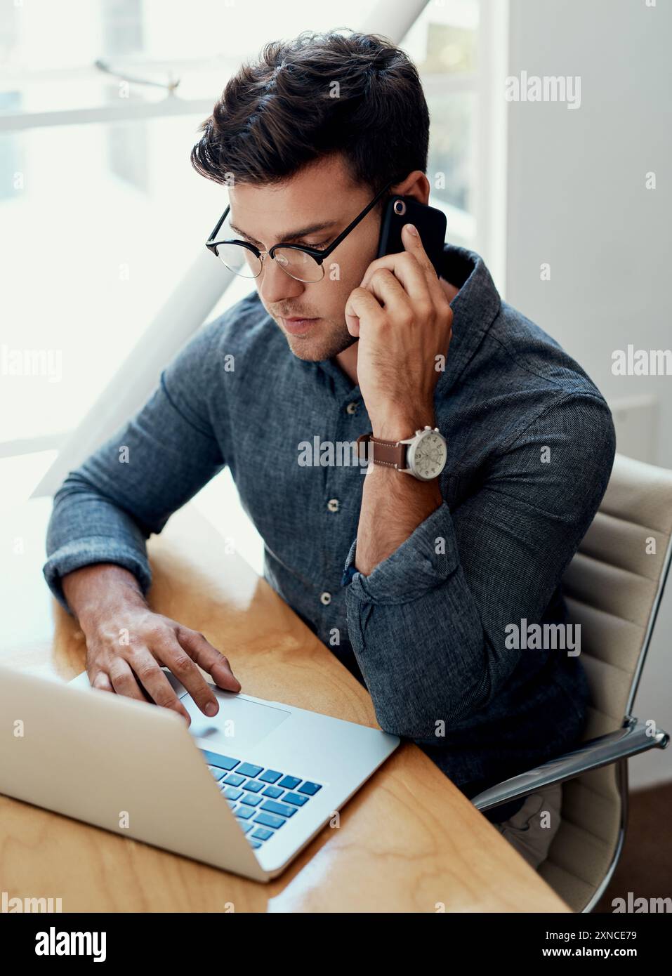 Male journalist phone interview hi-res stock photography and images - Alamy