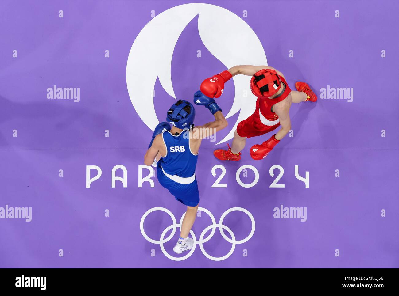 Paris, France. 31st July, 2024. Yang Wenlu (R) of China competes ...
