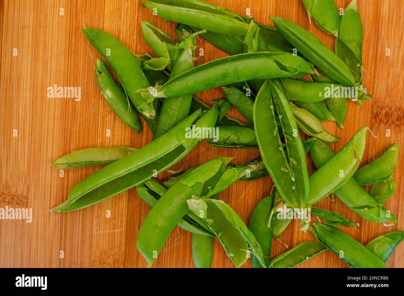 Empty pea shell hi-res stock photography and images - Alamy