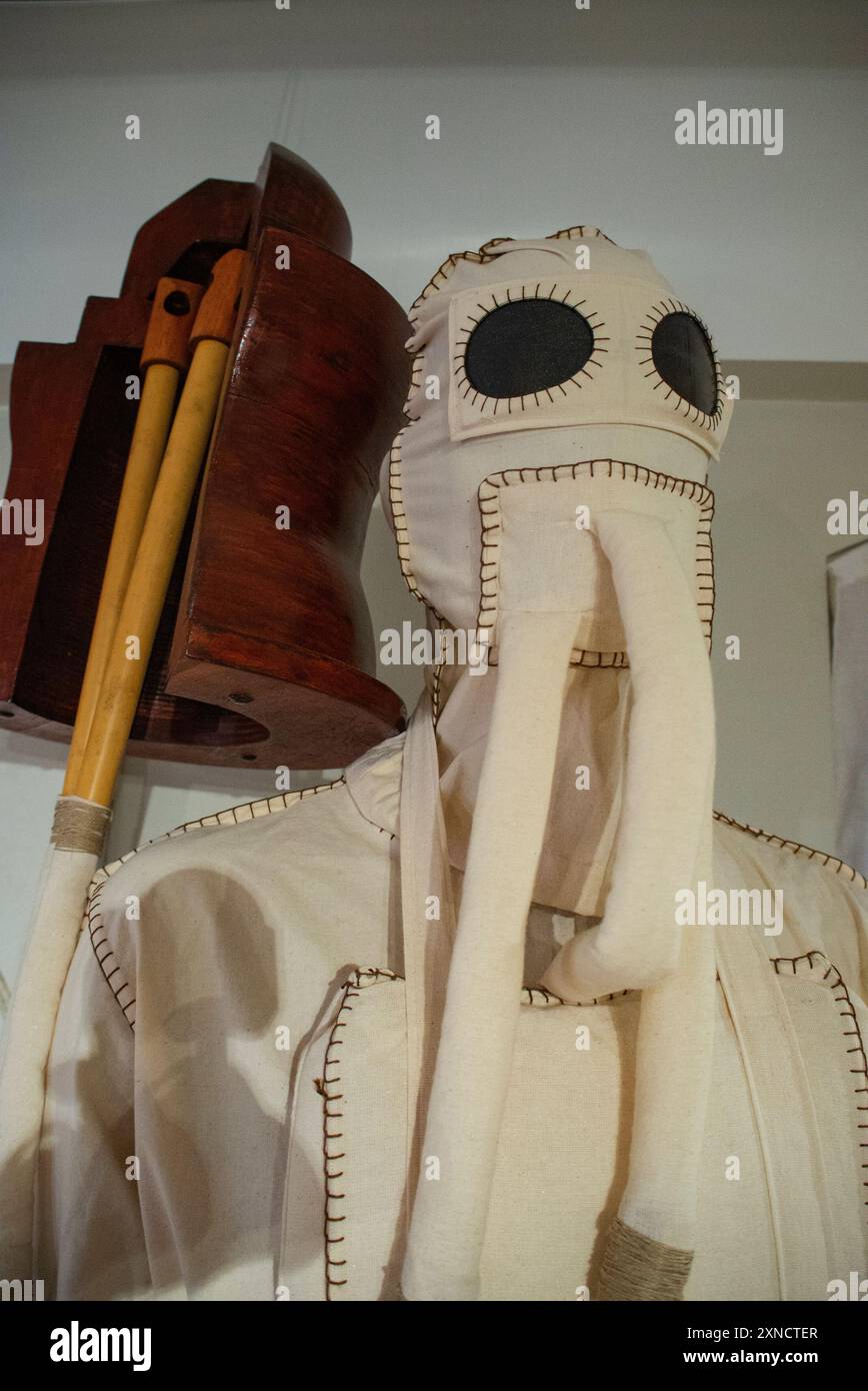 Scuba diving gear invented by Leonardo da Vinci. An underwater ...