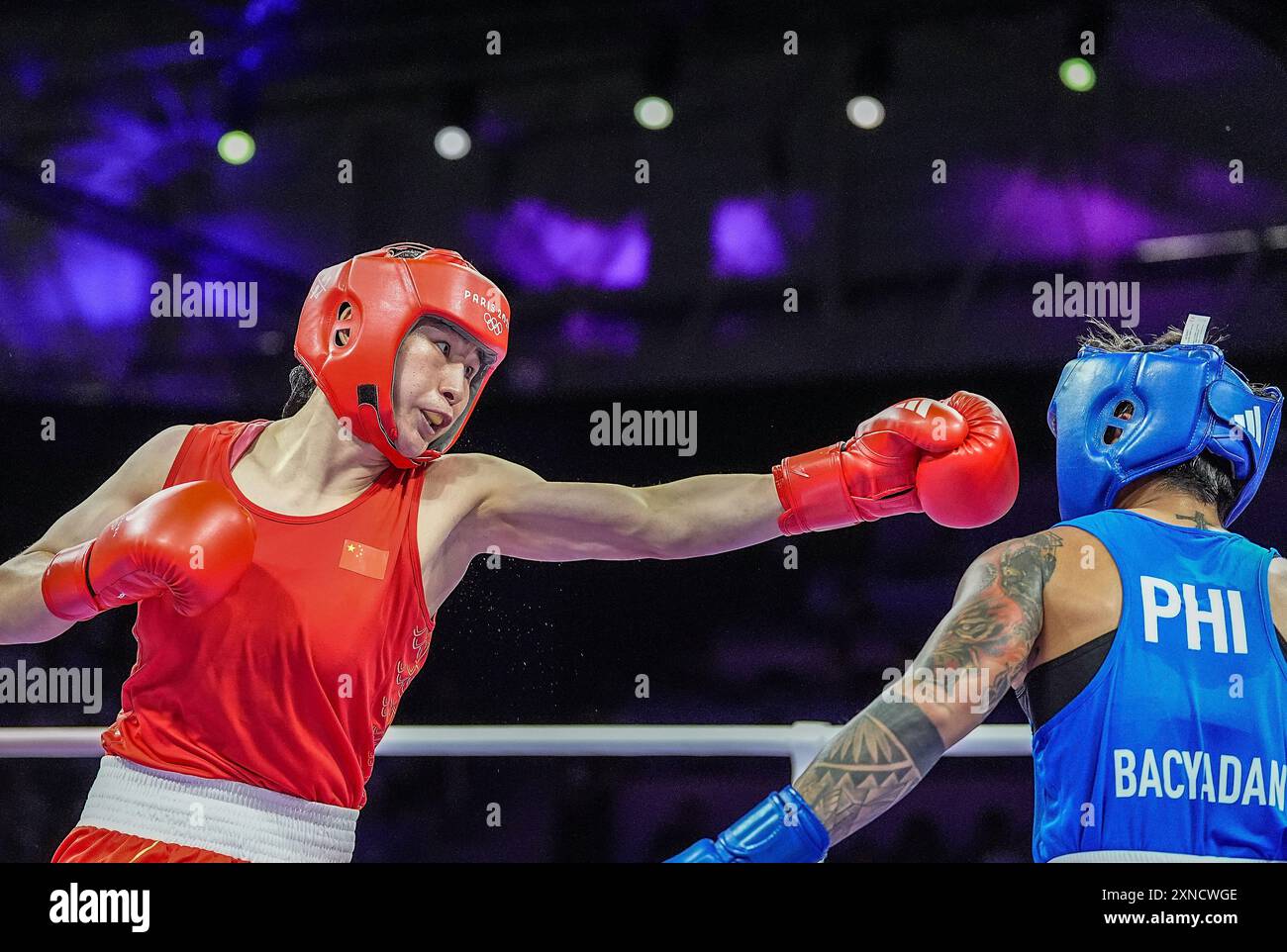 PARIS, July 31, 2024 (Xinhua) -- Li Qian (L) of China competes against ...