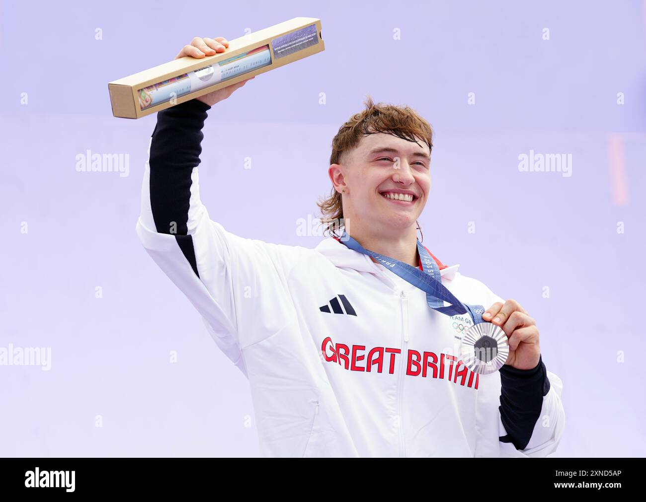 Great Britain's Kieran Reilly with his silver medal following the Men's ...