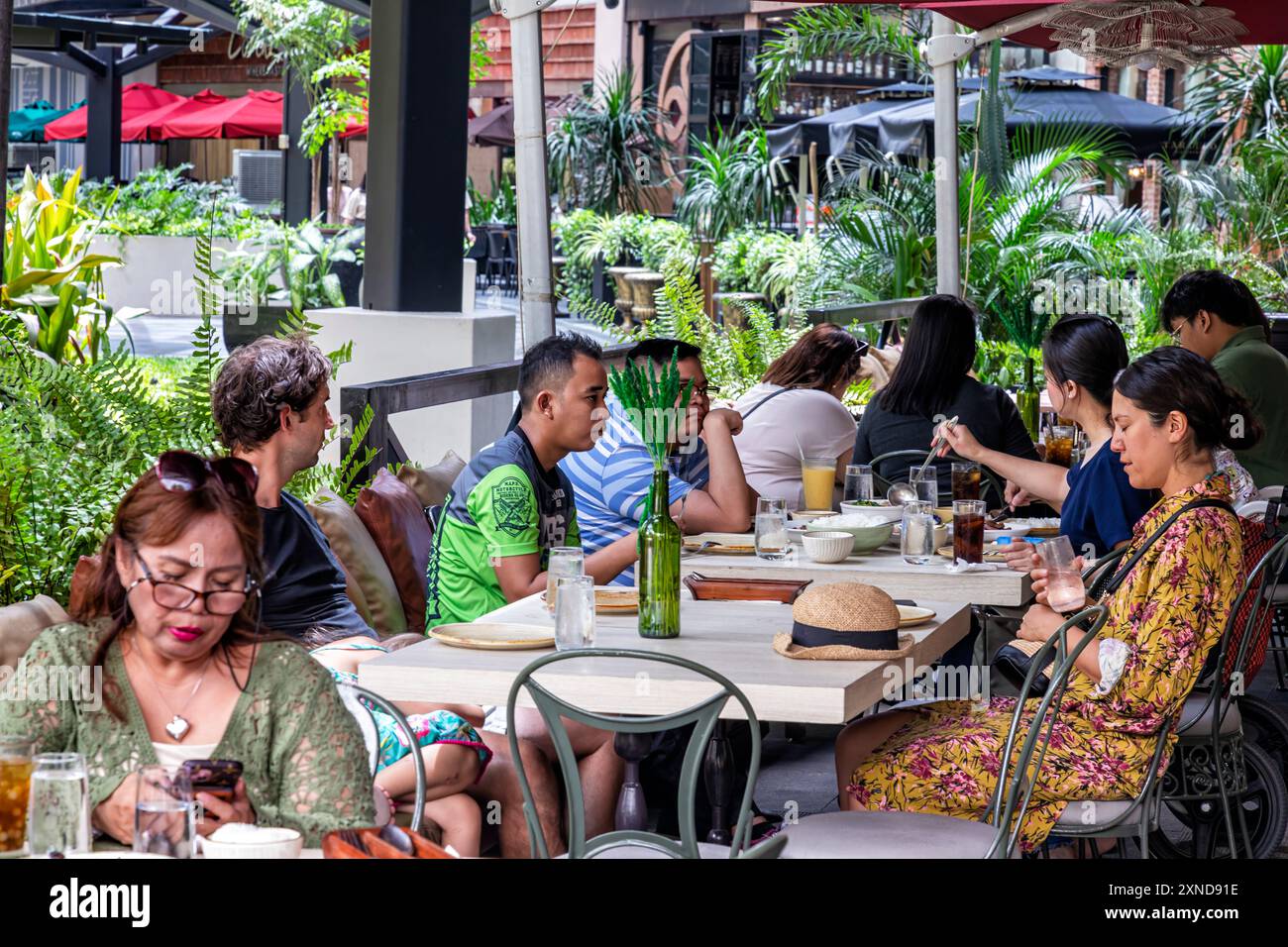 Manila family eating hi-res stock photography and images - Alamy