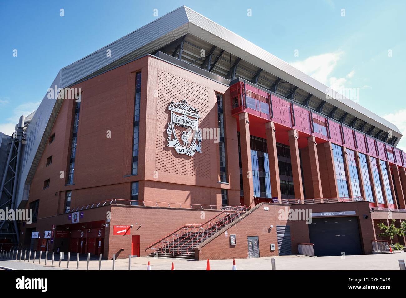 Liverpool fc anfield stadium main hi-res stock photography and images ...