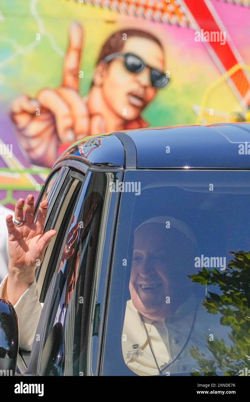 Pope Francis waves to faithful as he leaves after he met during his ...