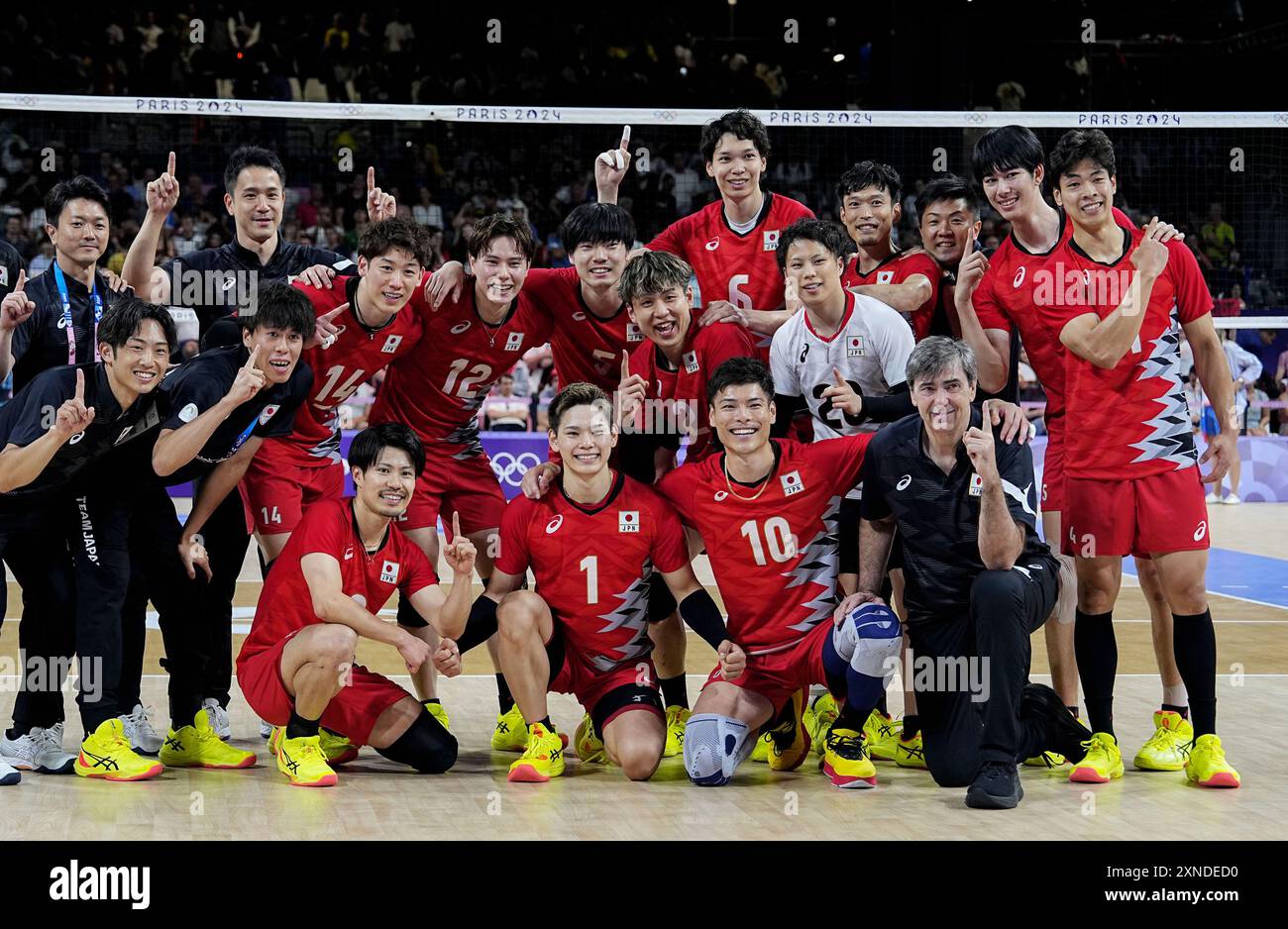 Members of the Japan men's volleyball team celebrate after beating ...