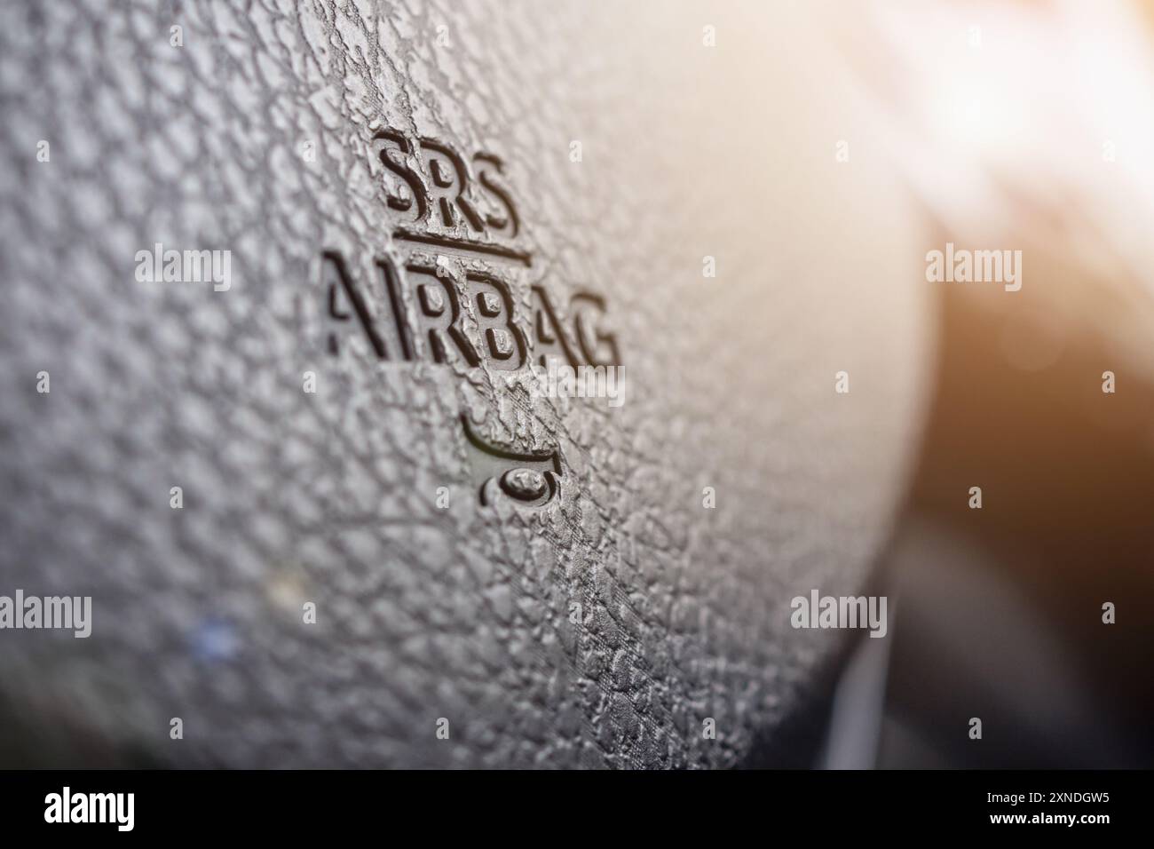 Safety airbag sign on car steering wheel with horn icon Stock Photo - Alamy