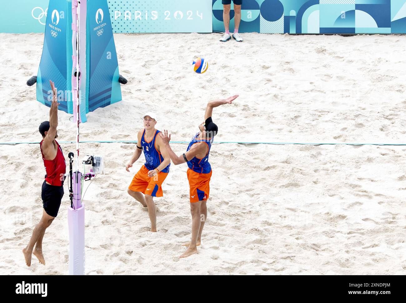 PARIS - The Dutch beach volleyball players Steven van de Velde and ...