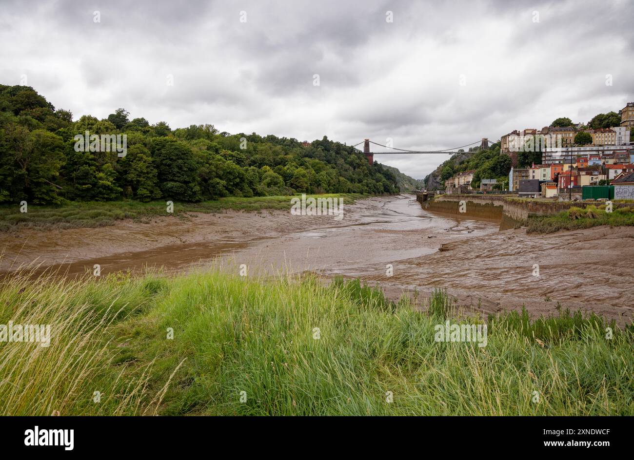 Clifton Suspension Bridge over the River Avon at low tide, Bristol ...