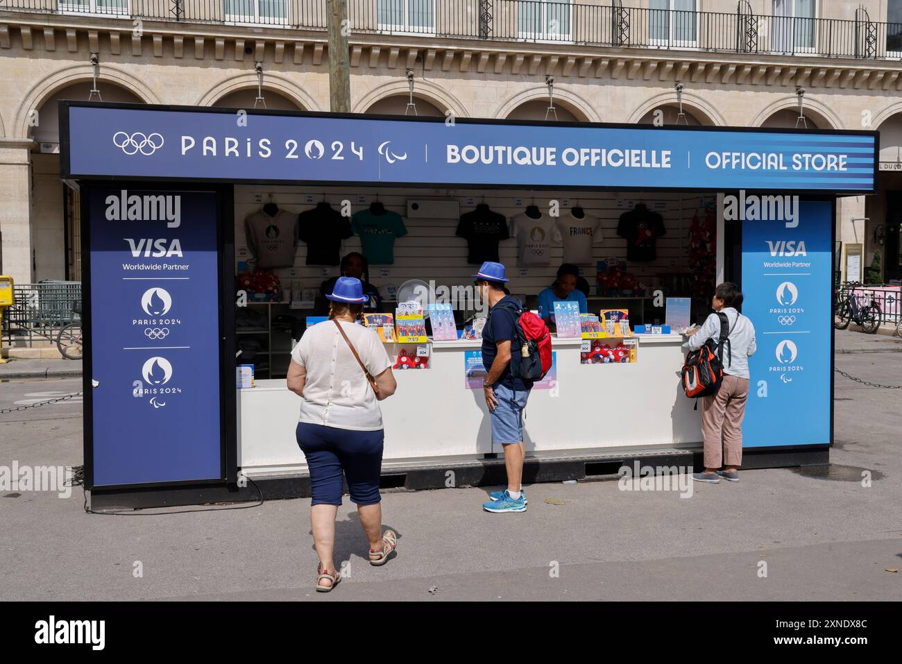 2024 olympic games official store hi-res stock photography and images ...