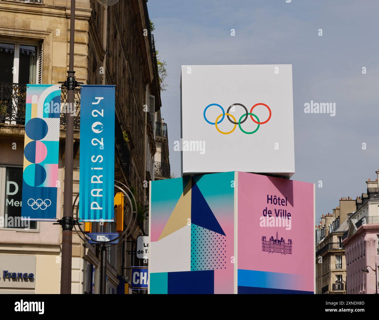 ENJOYING OLYMPIC GAMES IN PARIS Stock Photo - Alamy