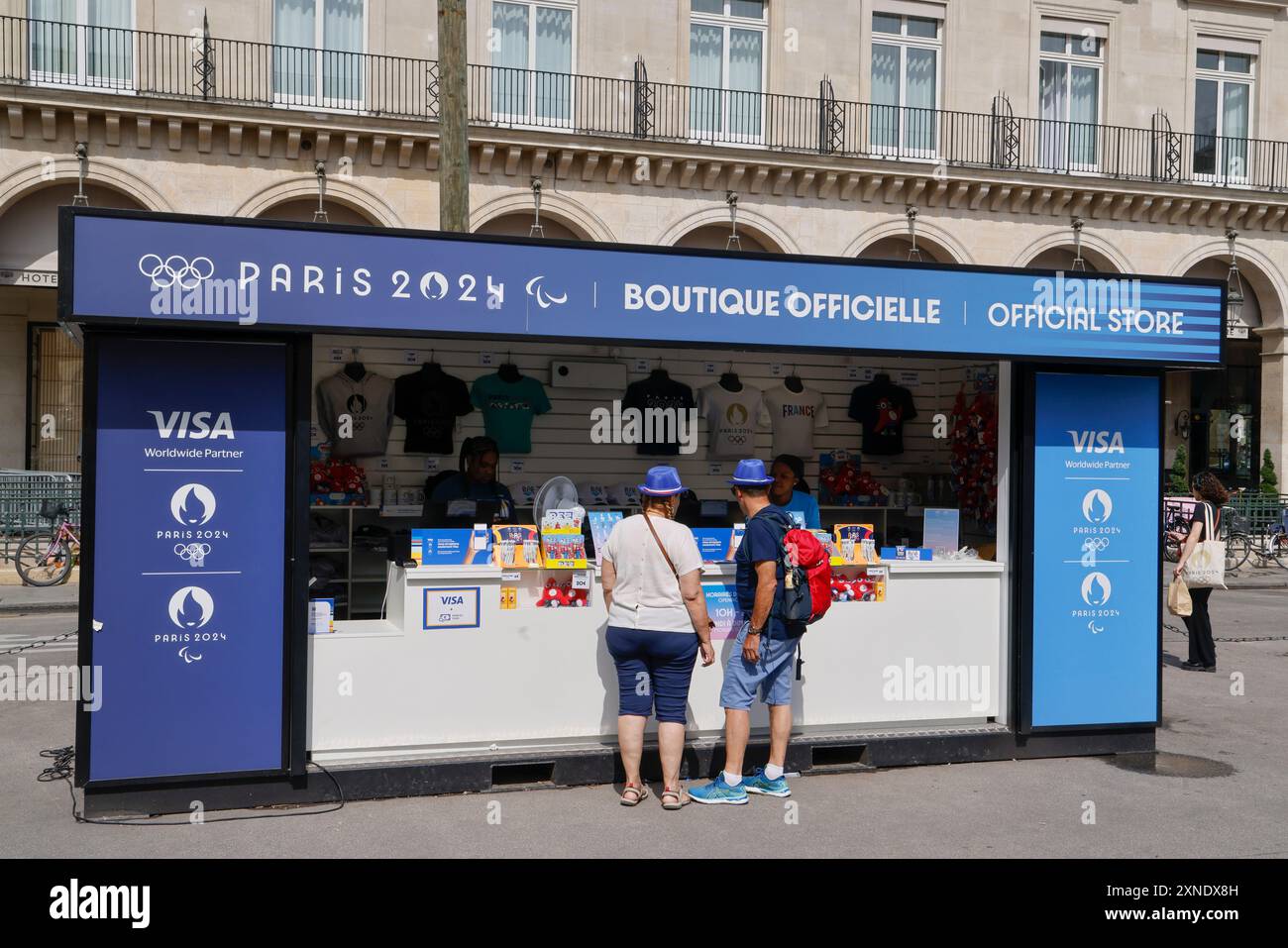 Merchandising jeux olympiques 2024 hi-res stock photography and images ...