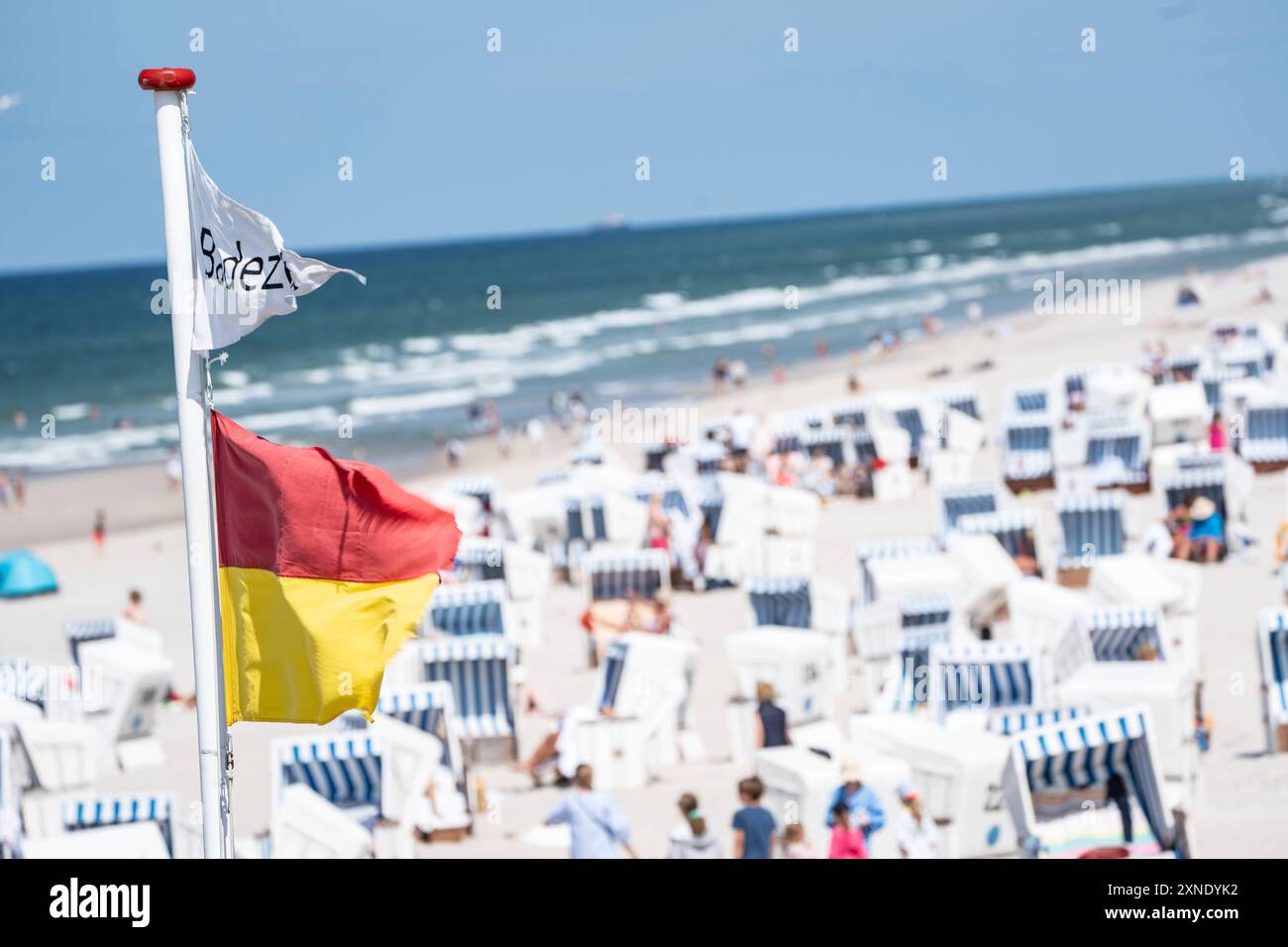 Strandleben am Abschnitt Rotes Kliff im Ort KampenTourismus auf der ...