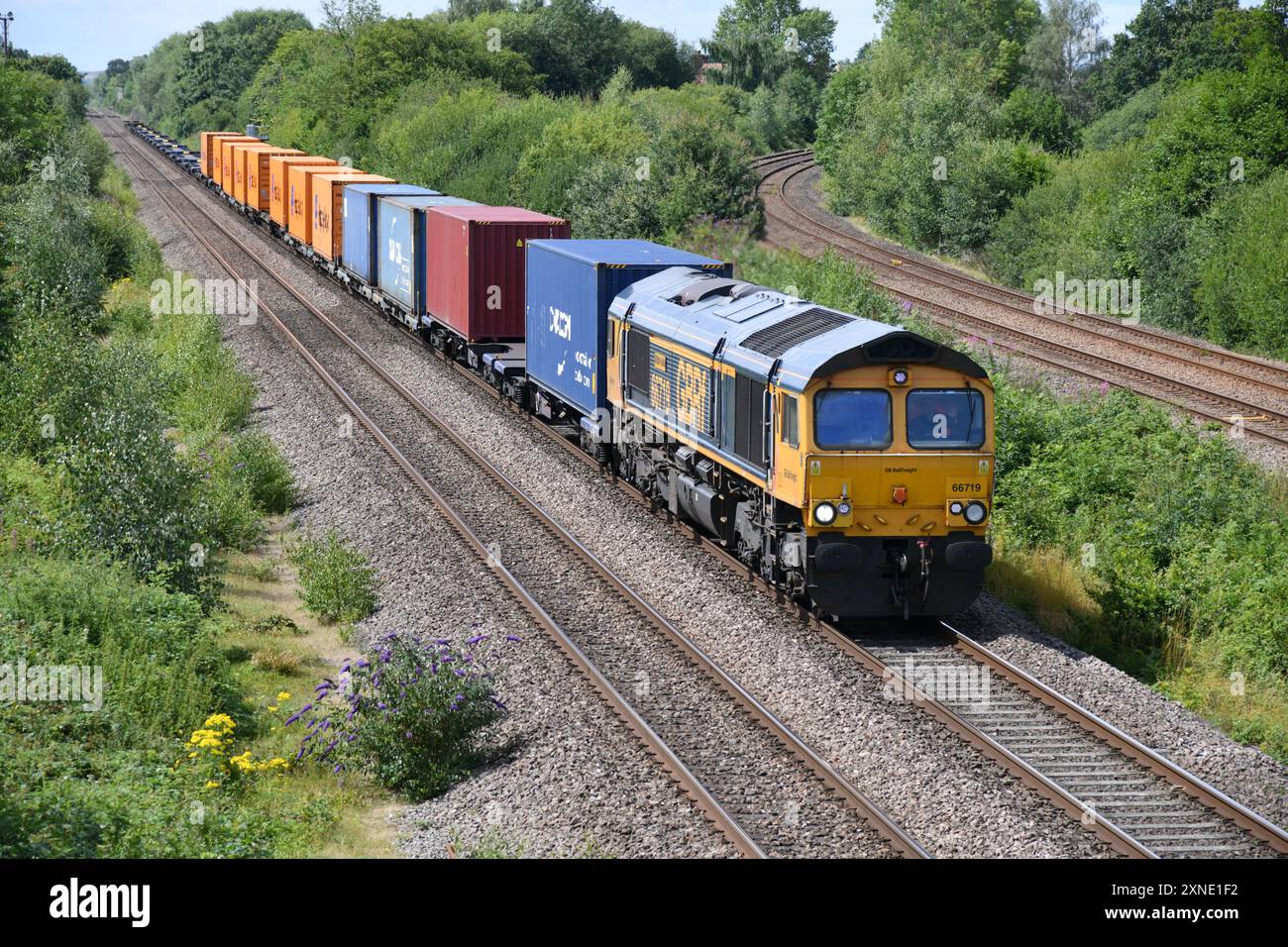 Diesel-Electric Class 66 66719 Metro-Land leads the 00:36 Southampton ...