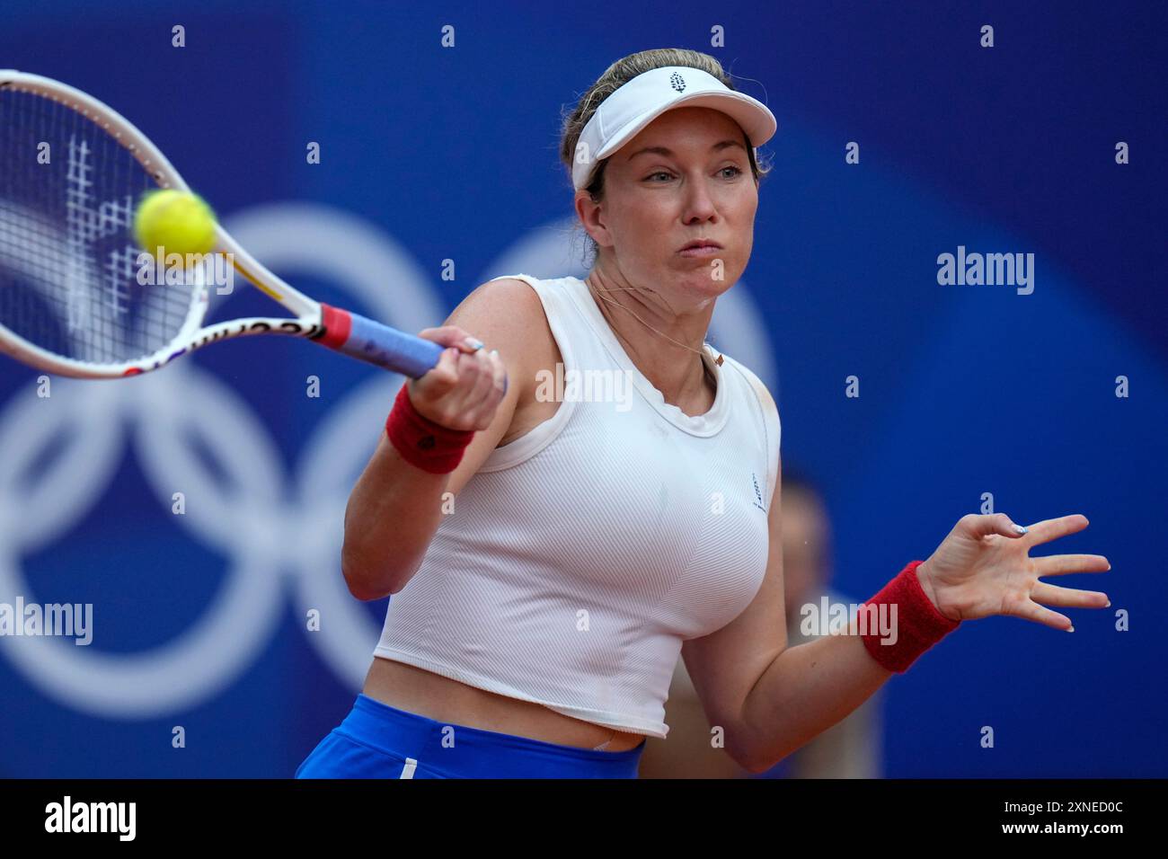 Danielle Collins of the United States returns a forehand shot to Iga ...