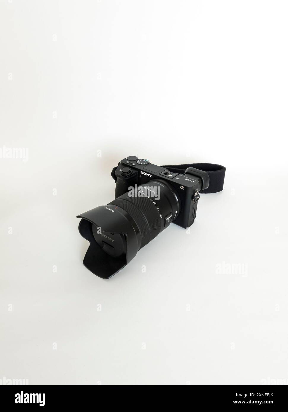 SONY A6500 camera with 18-135 zoom lens Stock Photo - Alamy