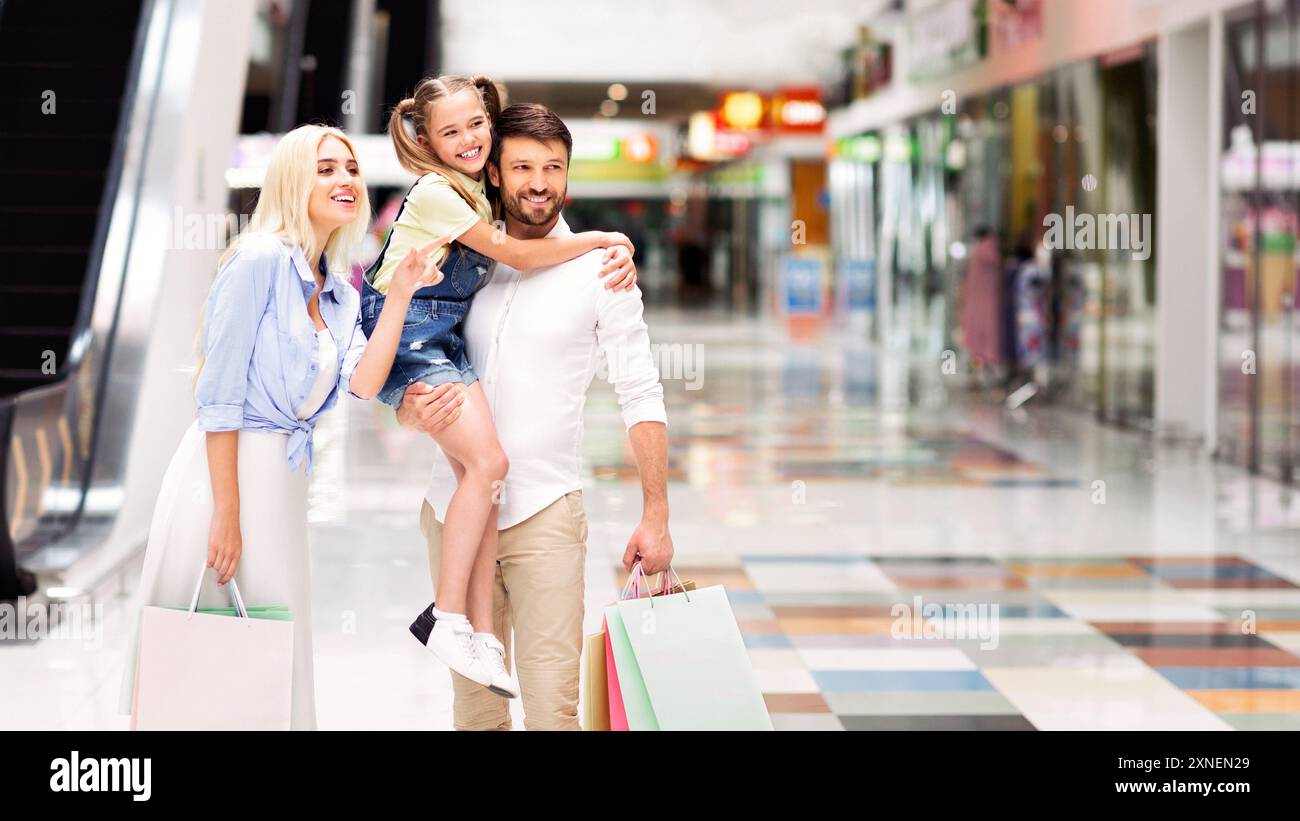 Happy Family Shopping Together in a Modern Mall Stock Photo - Alamy