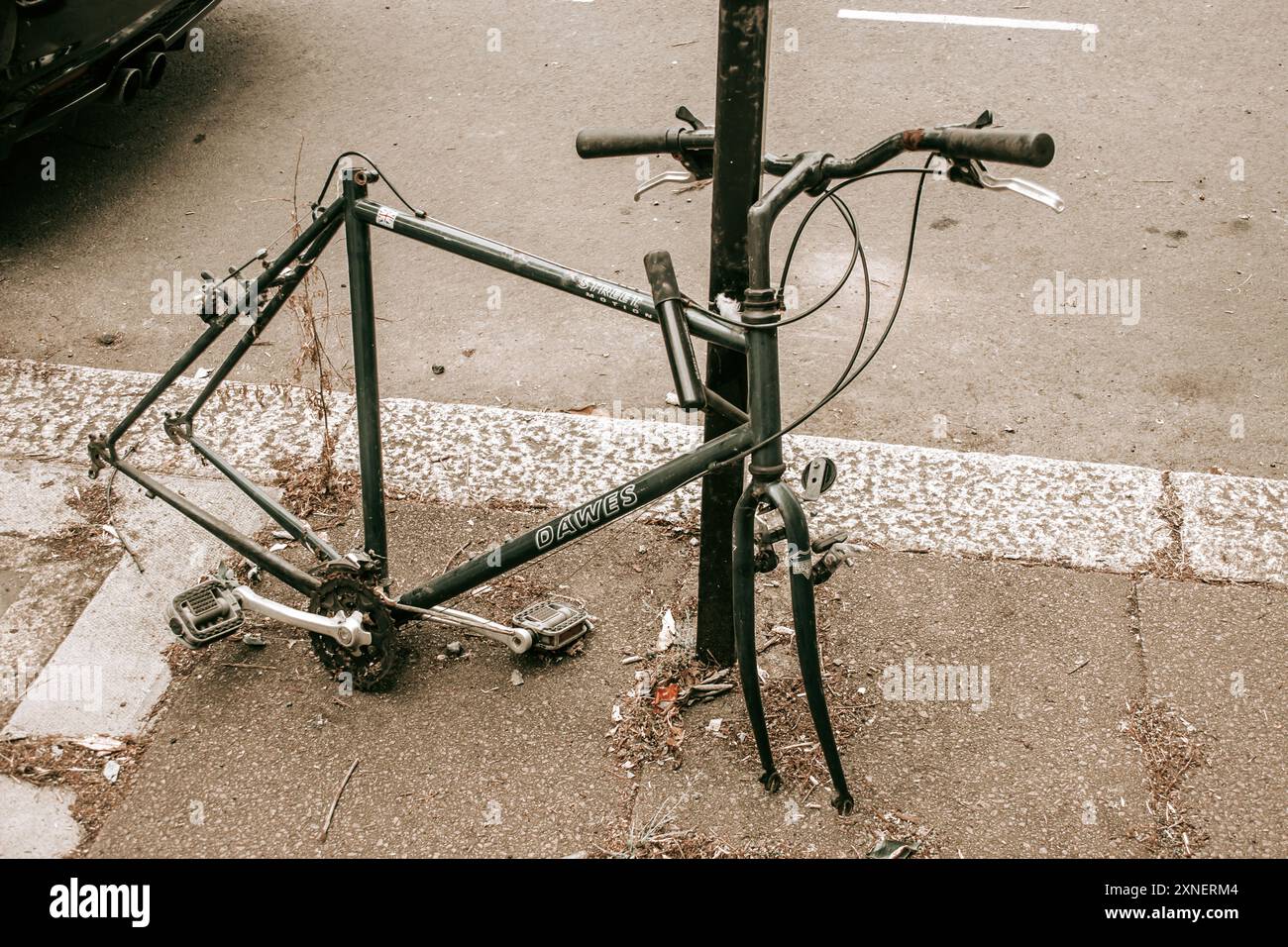 stripped bicycle city life Stock Photo - Alamy