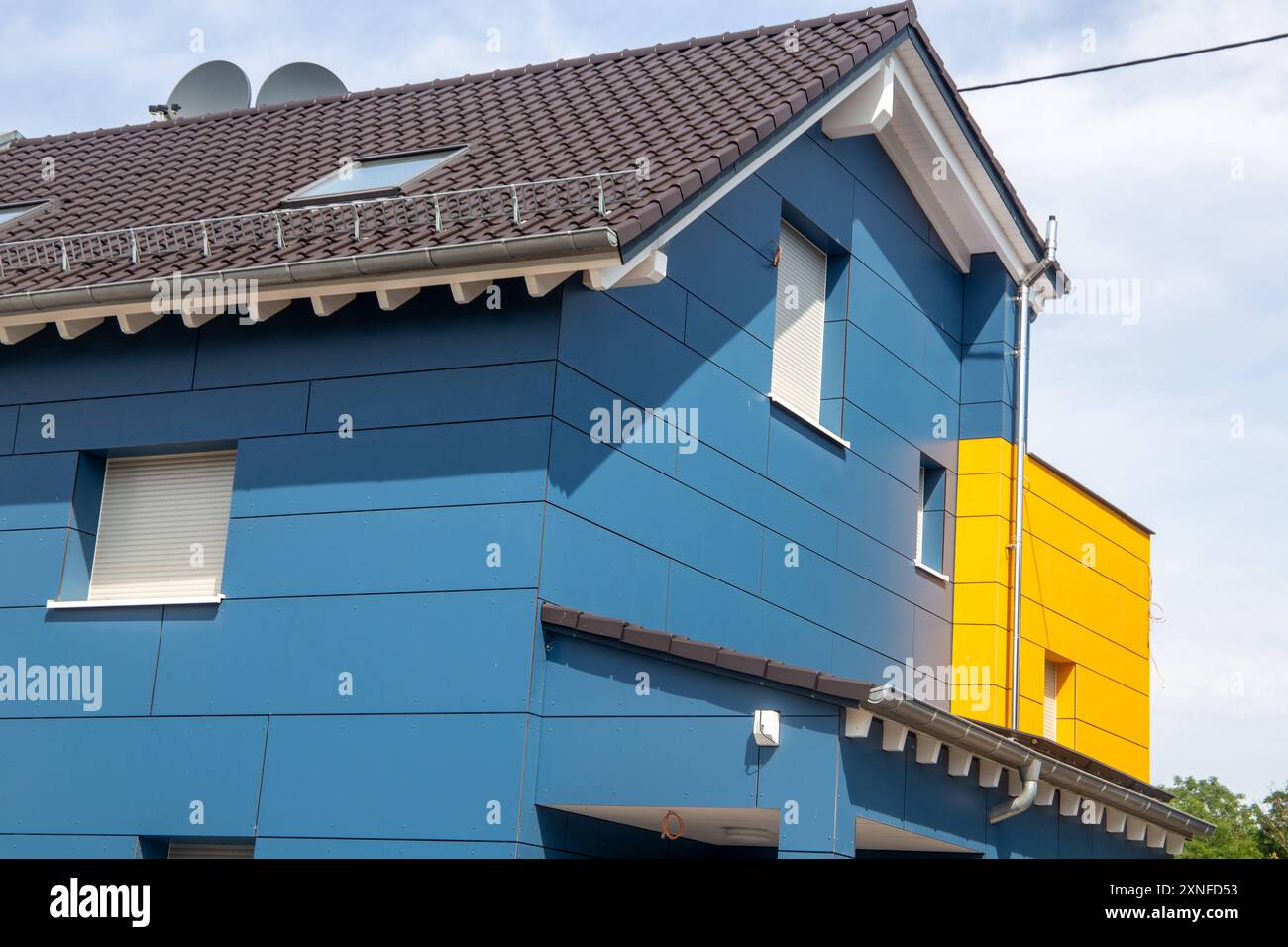 Fassadenverkleidung an einem Wohnhaus *** Facade cladding on a ...