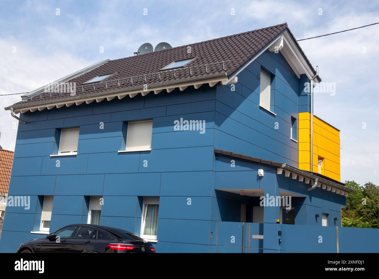 Fassadenverkleidung an einem Wohnhaus *** Facade cladding on a ...