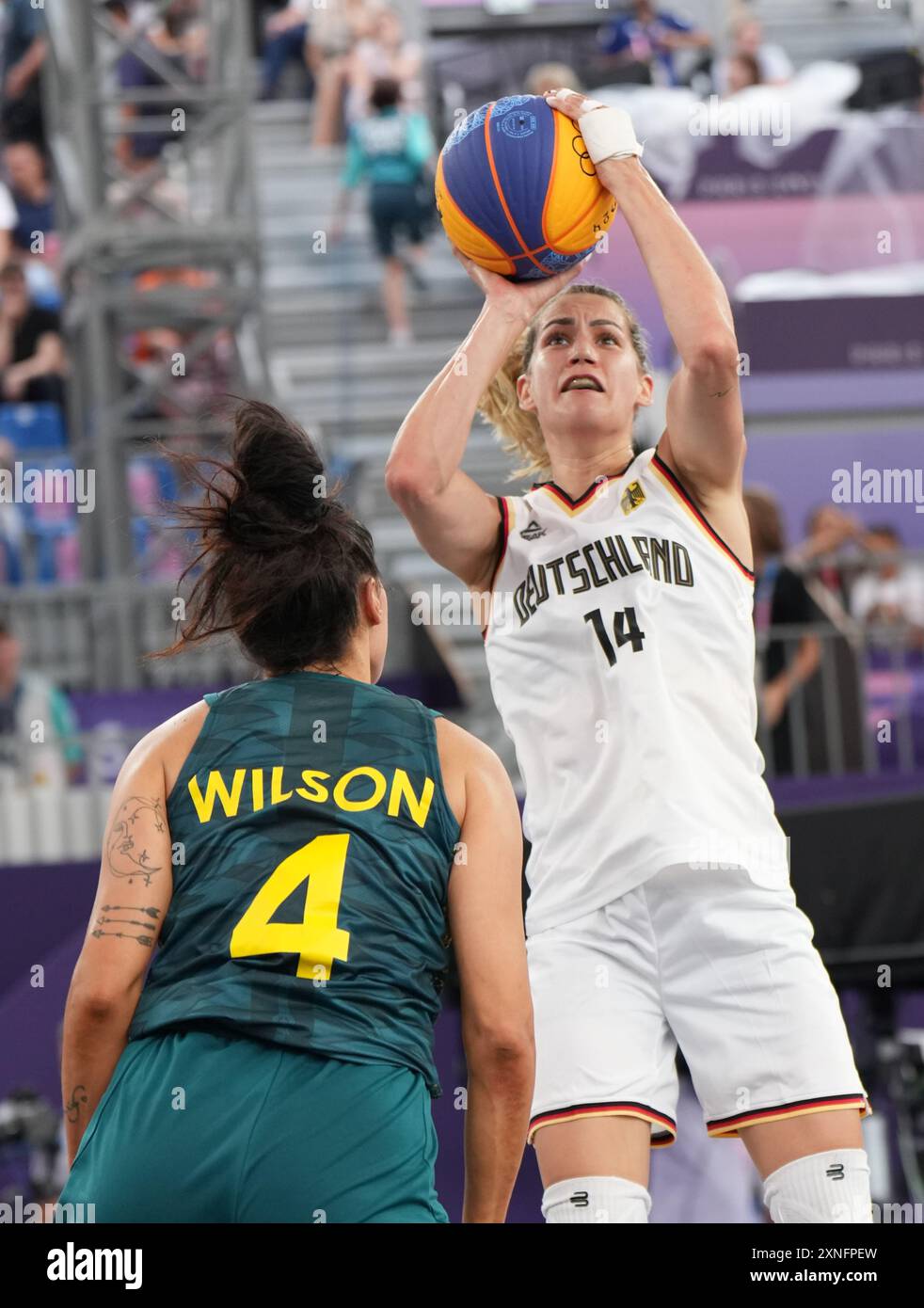 Paris, France. 31st July, 2024. Sonja Greinacher (R) of Germany takes a ...