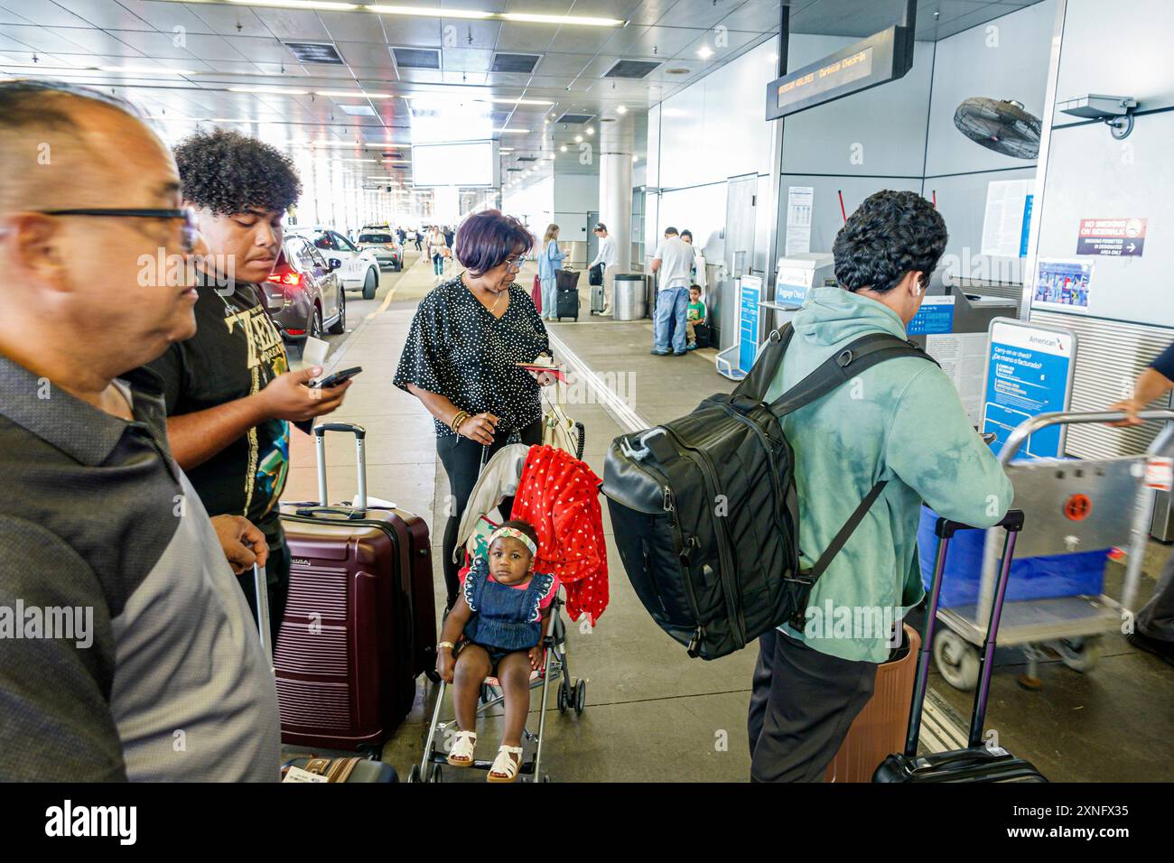 Curbside check in hi-res stock photography and images - Alamy