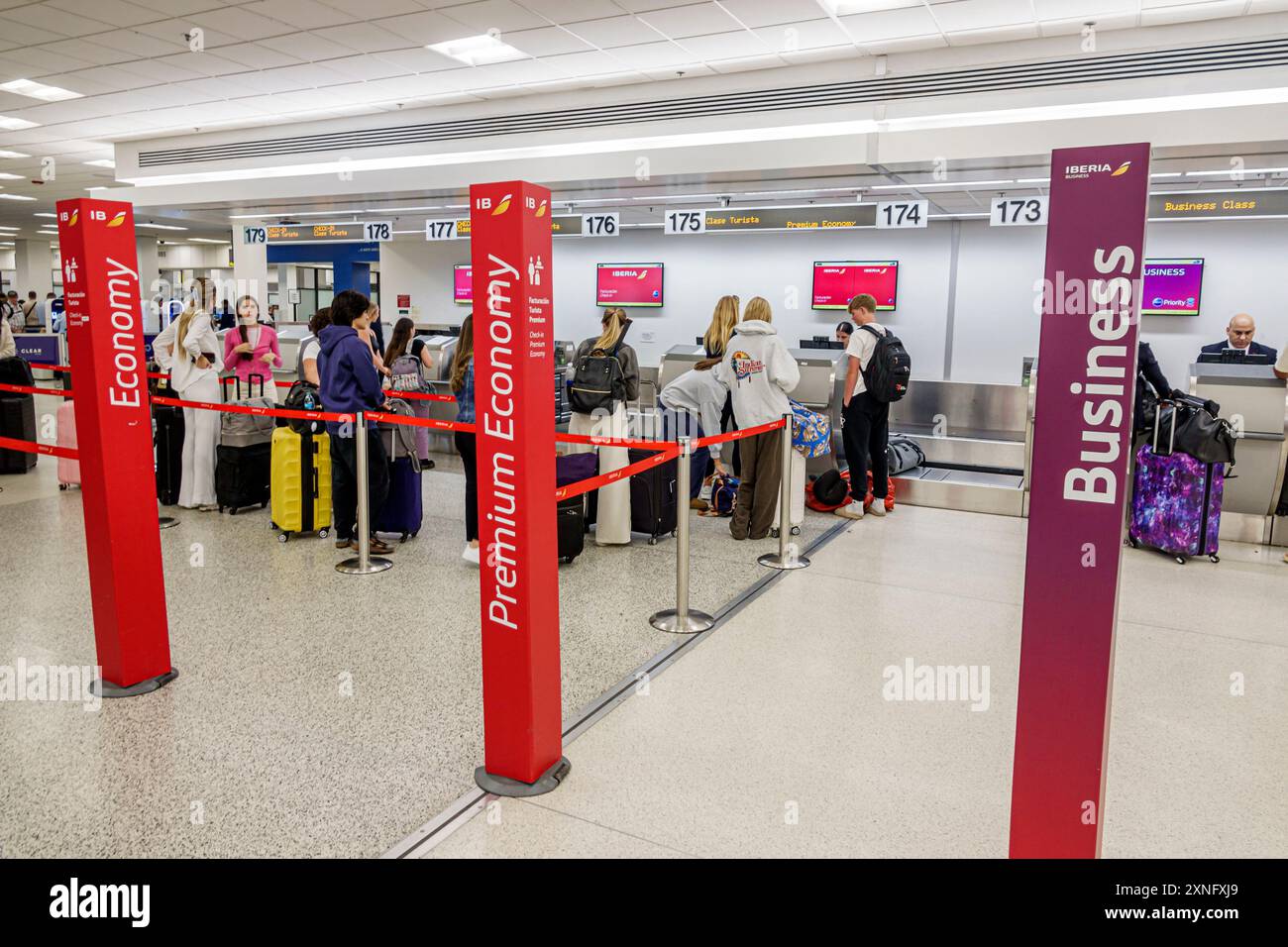 Check in ticketing counter hi-res stock photography and images - Alamy
