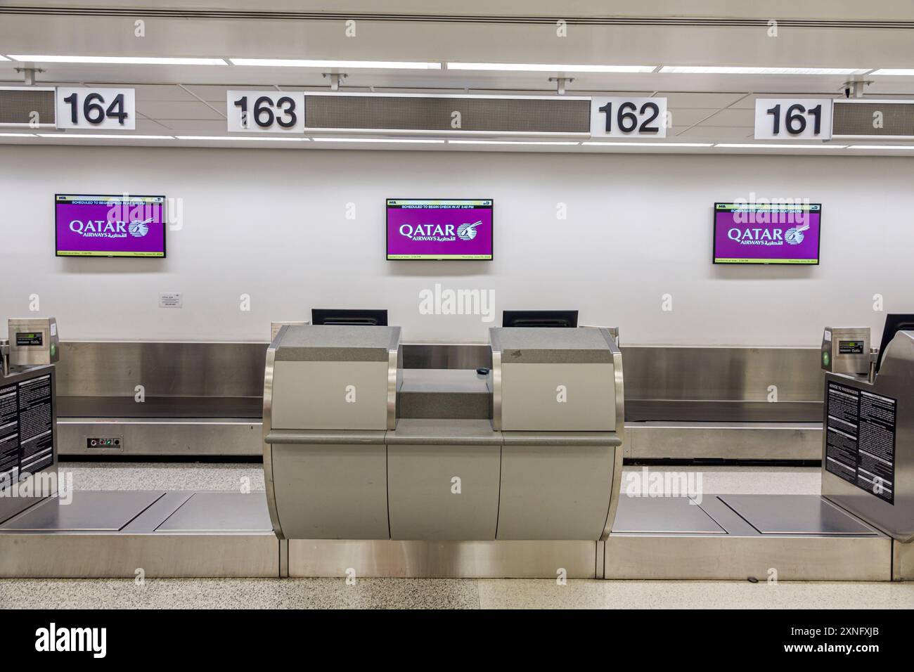 Empty check in ticketing counter hi-res stock photography and images ...