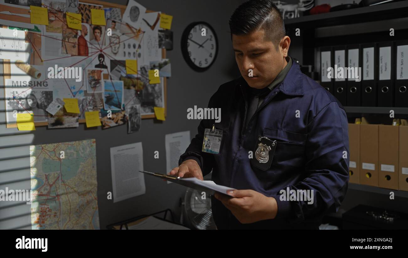 Person clipboard wall map hi-res stock photography and images - Alamy