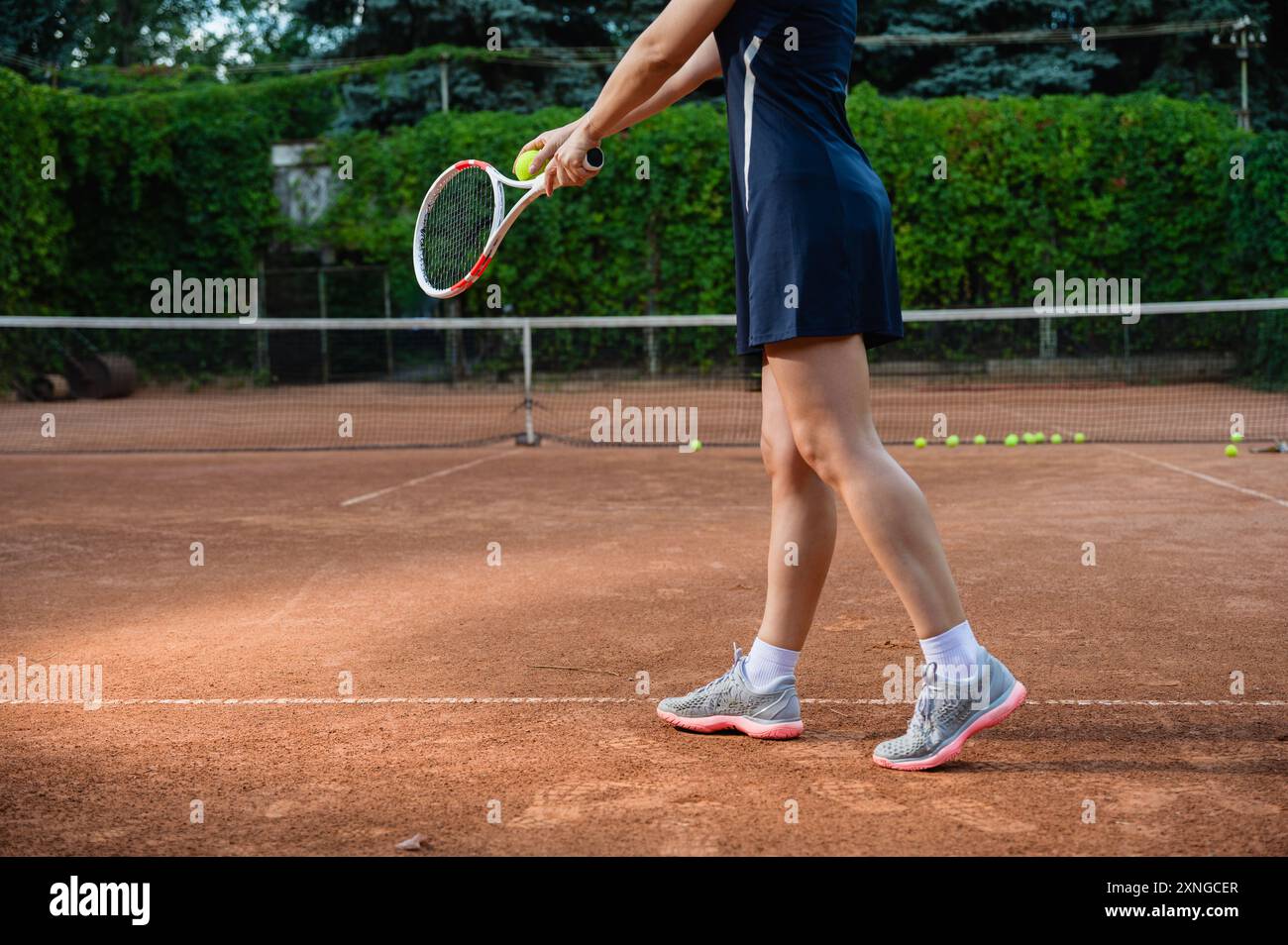 Tennis player serving on clay hi-res stock photography and images - Alamy
