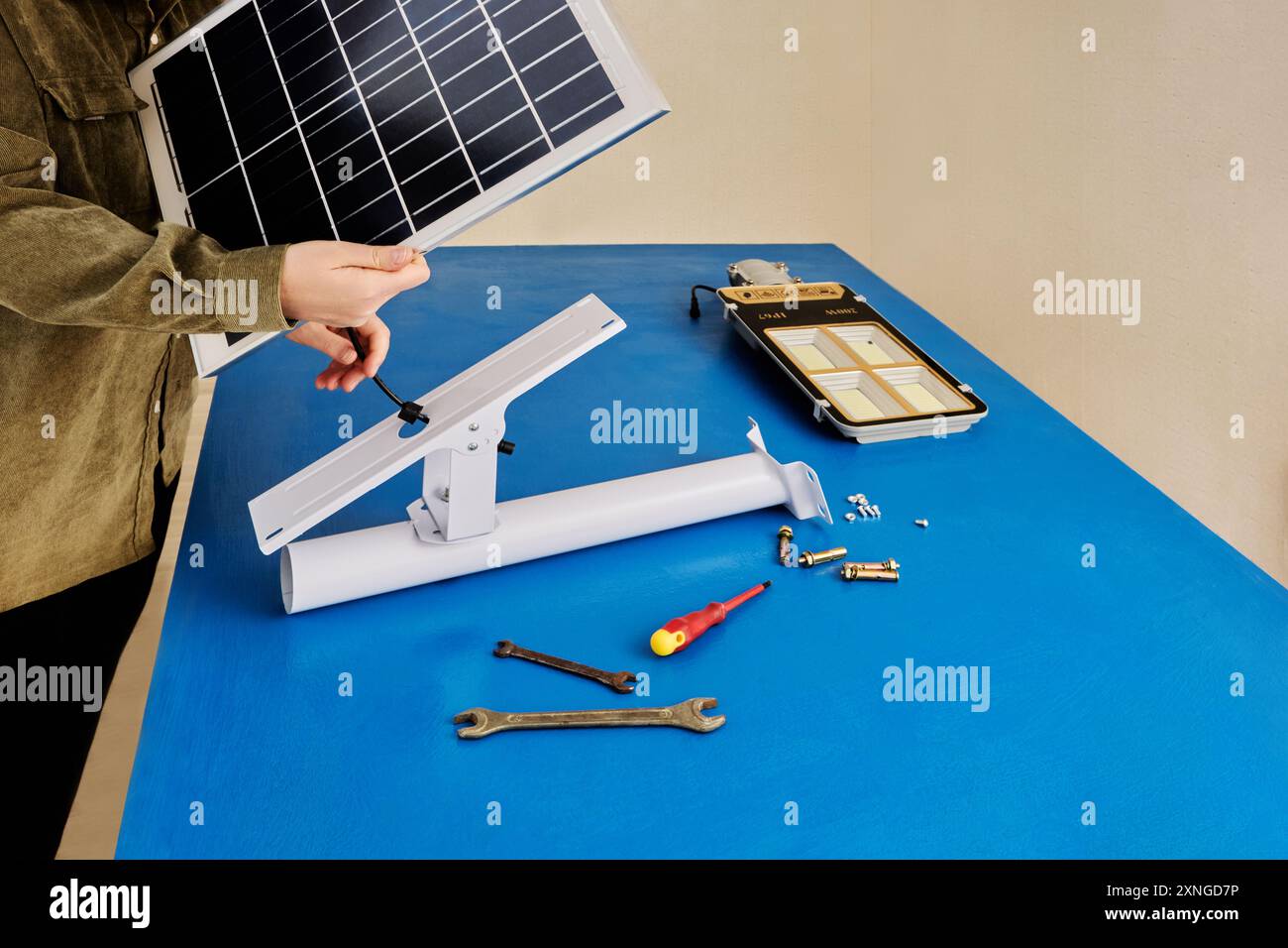 Solar panel holder on mounting bracket for LED street light, DIY ...