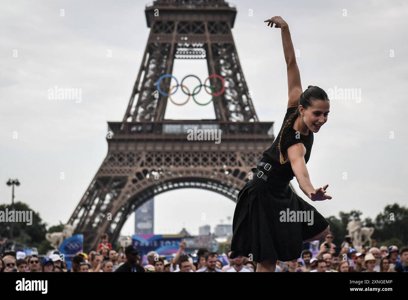 Paris, France. 31st July, 2024. A dancer performs as fans welcome ...