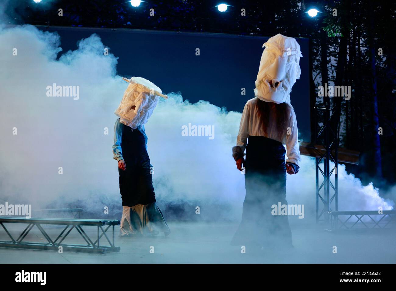 Masked actors on stage hi-res stock photography and images - Alamy