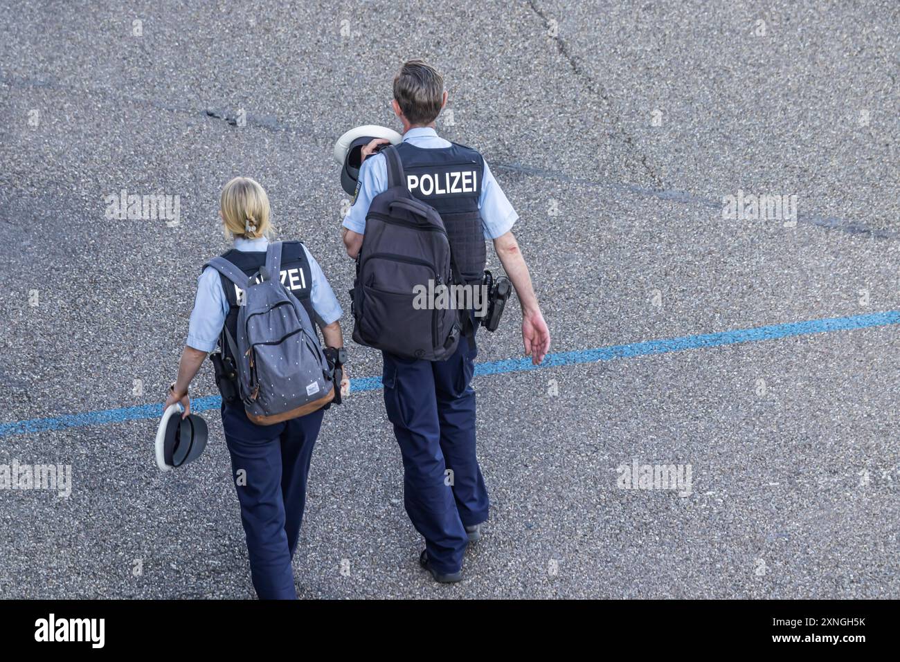 Schichtende für zwei Polizisten. Lässig marschieren sie in Richtung ...