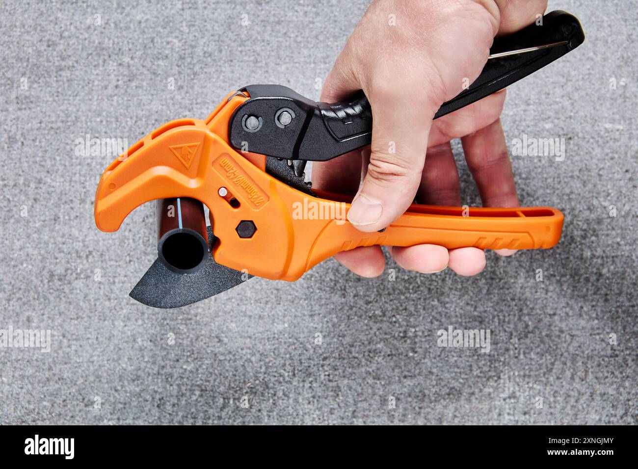 Ratcheting PVC pipe cutter, tube cutting tool for one-handed use, on ...