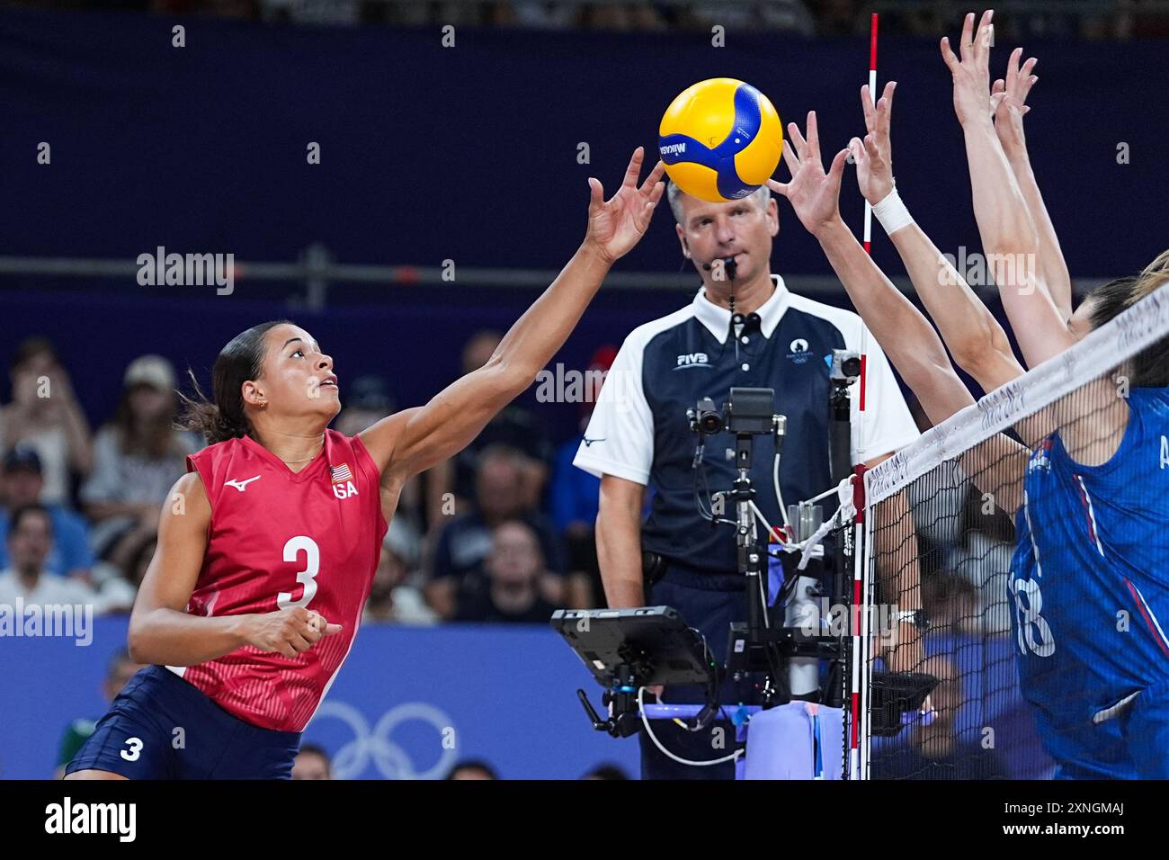Paris, France. 31st July, 2024. Avery Skinner (L) of team USA competes ...
