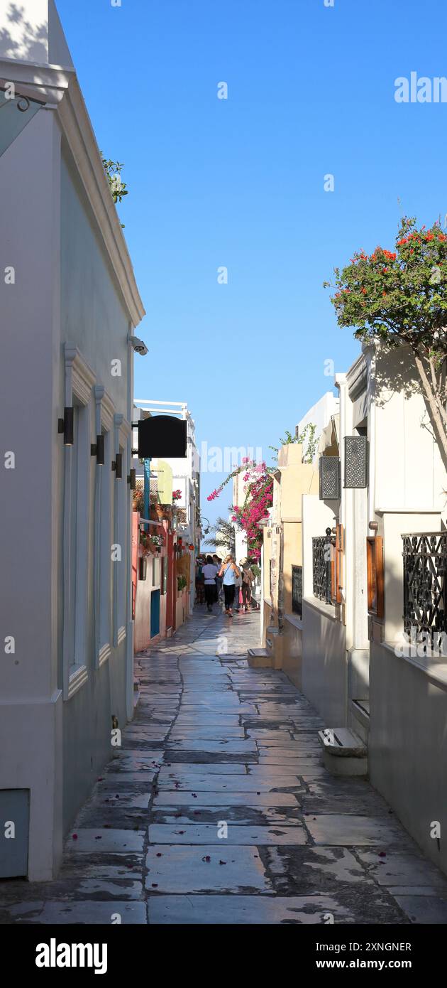 Oia, Santorini - Greece : Cycladic Islands - A small alleyway in the ...