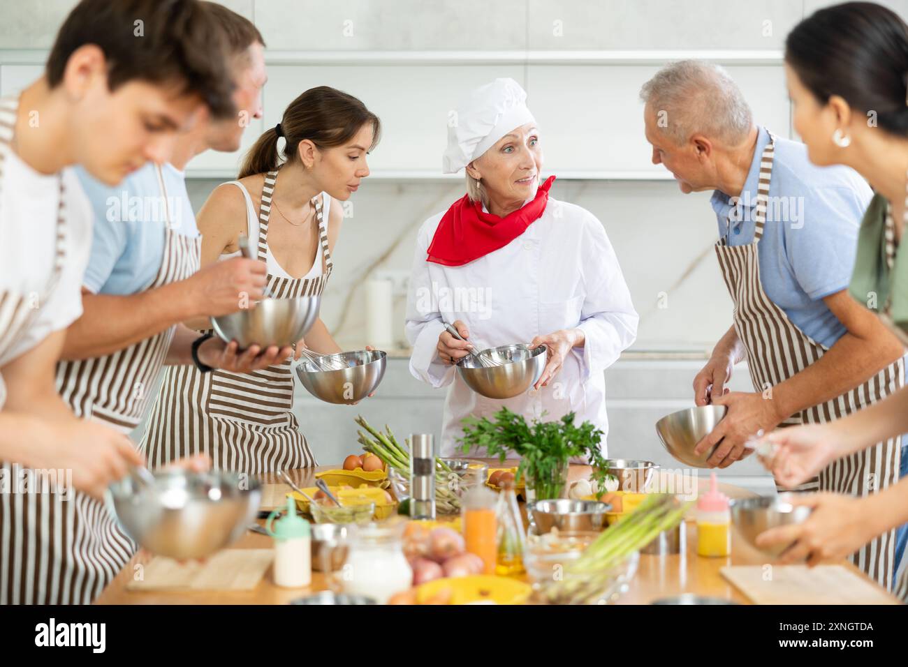 Elderly people cooking class hi-res stock photography and images - Alamy